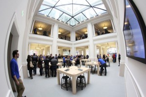 Photos from the Amsterdam Apple store opening